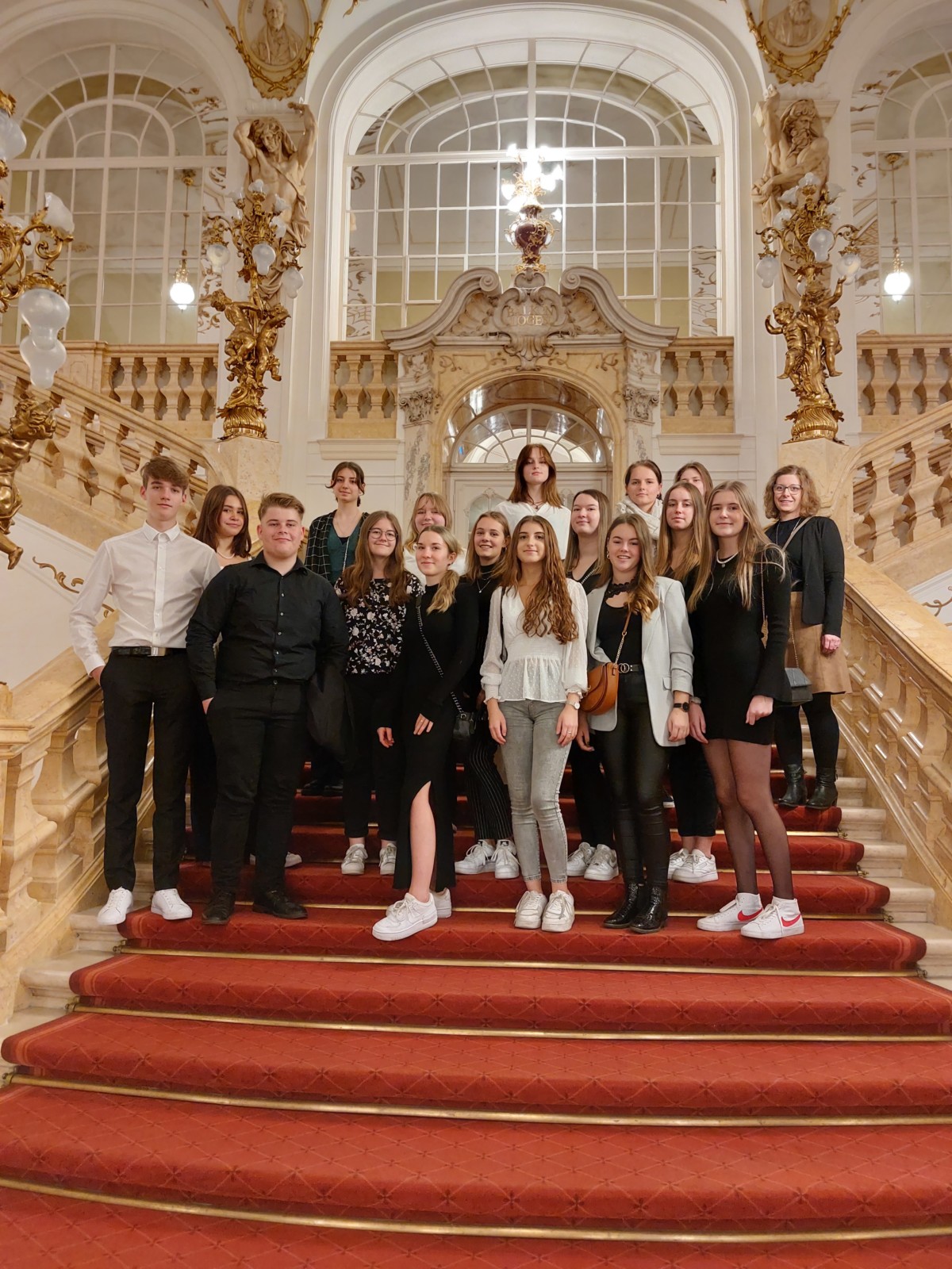 Opernfahrt der 7C, 7DI und 8C – Gymnasium Hartberg